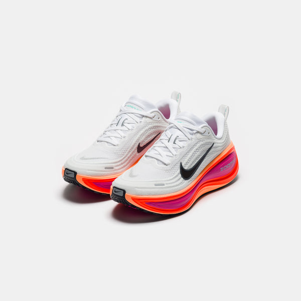 Vomero Plus Sneaker in White/Black/Fire Pink/Hyper Crimson - Nike